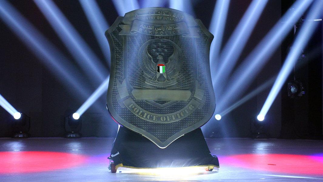 شرطة رأس لخيمة تحقق رقماً قياسياً لـ "أكبر شارة شرطية تعريفية" لتجسد ...