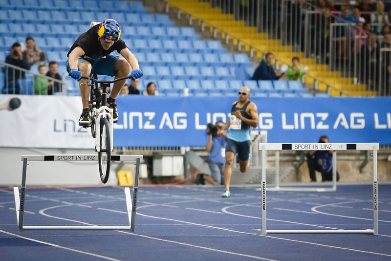 Fastest 400 m hurdles on a bicycle | غينيس للأرقام القياسية