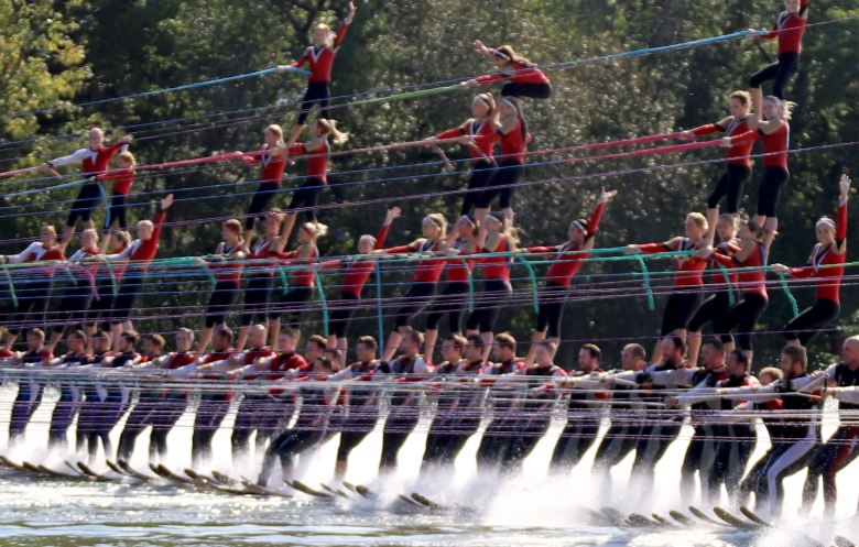 Largest human water skiing pyramid formation | غينيس للأرقام القياسية
