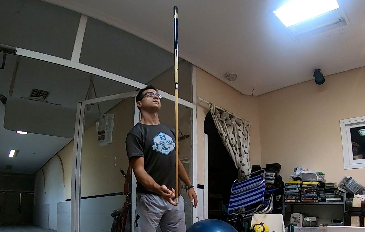 Longest duration balancing a pool cue on one finger | غينيس للأرقام ...